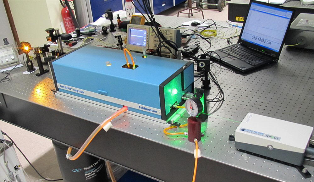 Actively frequency-stabilized, continuous-wave, single-frequency ring Dye laser, model DYE-SF-077